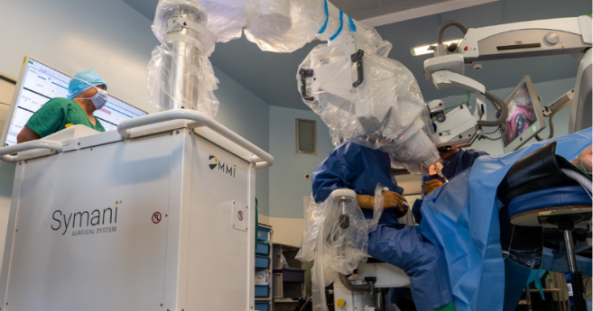 Première mondiale : une greffe de cornée assistée par robot au CHU de ...